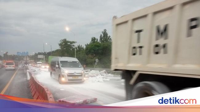 2 Truk dan Minibus Kecelakaan di Tol Cipularang, Ini Biang Keroknya