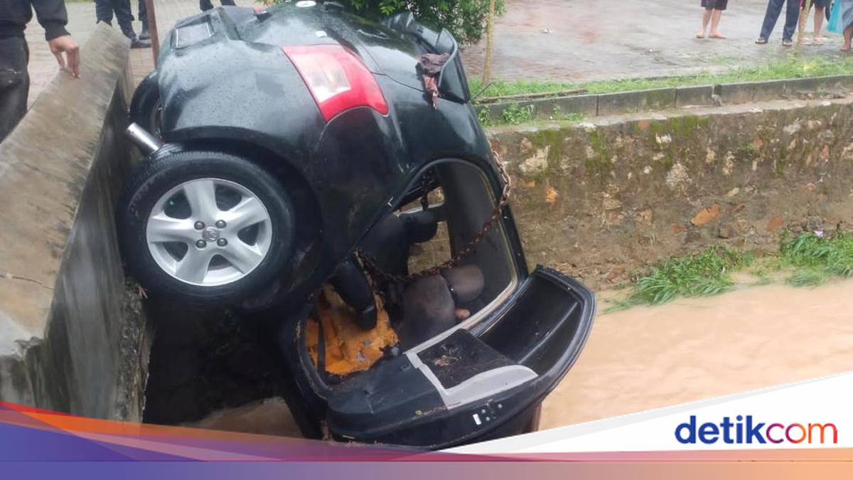 Lambaian Tangan dan Teriakan Sutiyen Saat Mobil Terseret Banjir ...