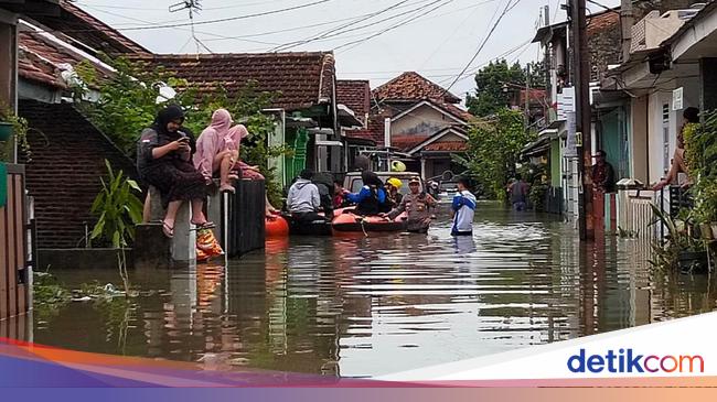 Tim SAR Gabungan Evakuasi Warga yang Terjebak Banjir Gunakan Perahu