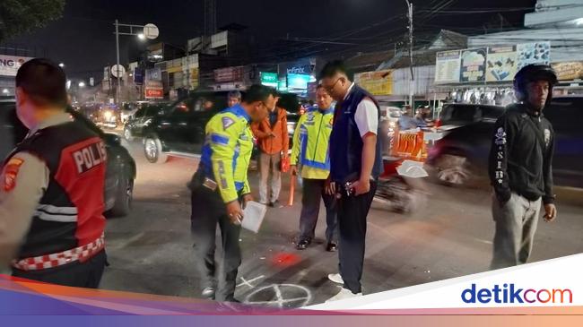 Mobil Hilang Kendali Tabrak Gerobak Sate di Bandung, 1 Tewas