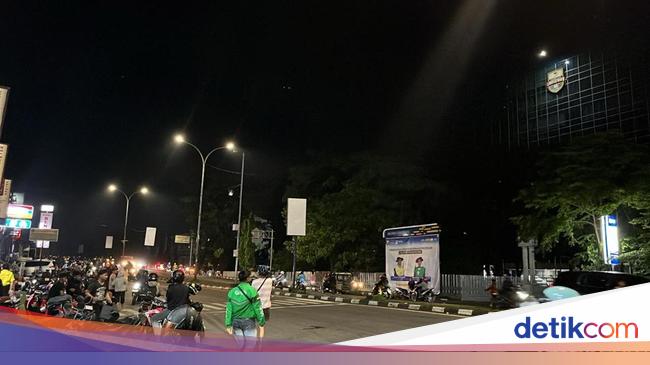 Polisi Bubarkan Massa Demo 'Indonesia Gelap' di Depan Kampus UMI Makassar