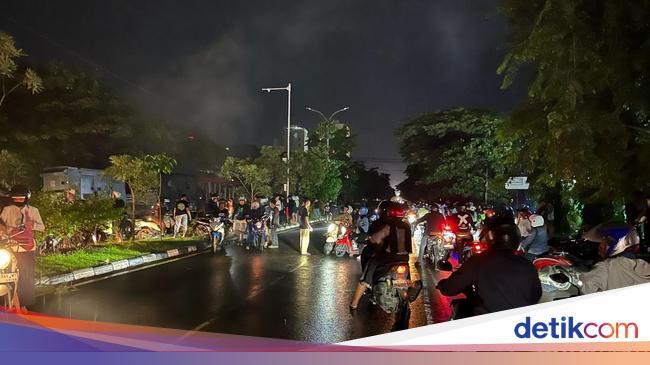 Massa Demo Masih Bertahan Tutup Jalan Depan UMI Makassar, Lalin Macet 4 Km
