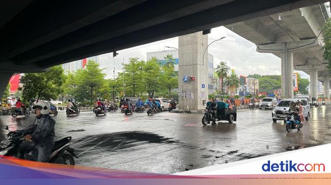 Massa Demo 'Indonesia Gelap' di Flyover Makassar Bubar, Lalin Mulai Lancar Massa Demo 'Indonesia Gelap' di Flyover Makassar Bubar, Lalin Mulai Lancar