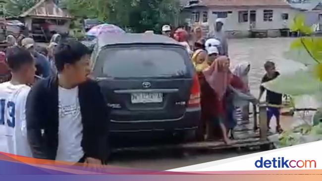 Perahu Pincara Angkut Mobil Nyaris Terbawa Arus Sungai di Bone, Warga Panik