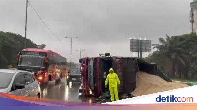 Sebuah Truk Terguling di Tol Waru, Muatan Jagung Pipil Berserakan