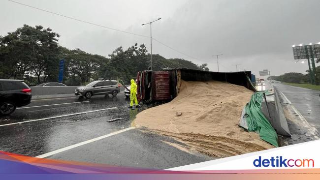 Truk Muat Jagung Terguling di Tol Waru