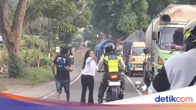 Viral Wanita di Jombang Tabrakkan Diri ke Mobil, Begini Kejadiannya Viral Wanita di Jombang Tabrakkan Diri ke Mobil, Begini Kejadiannya