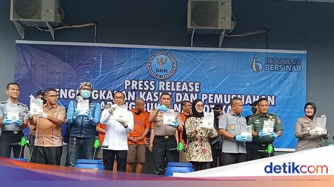 BNNP Sumsel Musnahkan 15 Kg Sabu Jaringan Malaysia-Pekanbaru