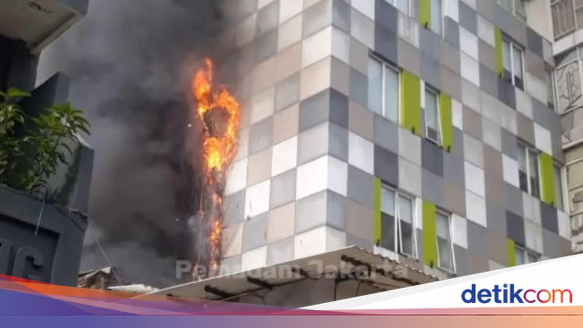 Penampakan Kobaran Api Membakar Hotel di Glodok Jakbar