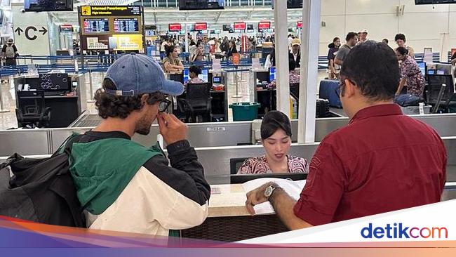 Lagi, Imigrasi Deportasi Turis Asing gegara Naik Gunung Agung tanpa Pemandu