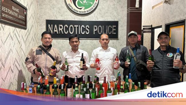 Polisi Razia Warung Kelontong di Bogor, Sita 230 Botol Miras Ilegal