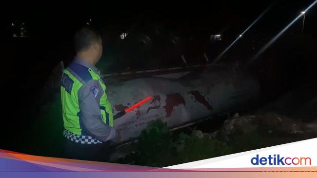 Jalanan Amblas di Maros, Truk Bermuatan 25 Ton Semen Curah Terjun ke Sawah
