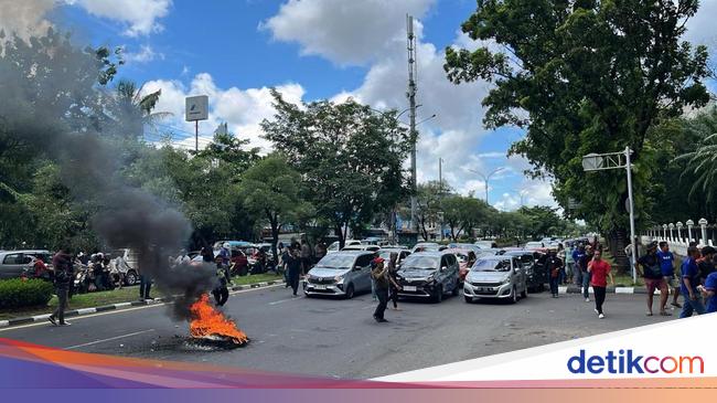 Demo Driver Ojol Makassar, Lalin Depan Kantor Gubernur Sulsel Macet Parah