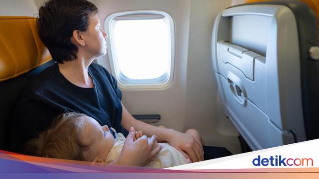 Memangku Anak Saat Naik Pesawat Itu Ternyata Berisiko Besar