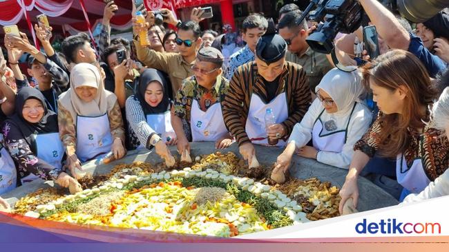 Festival Rujak Uleg Surabaya Masuk Kharisma Event Nusantara 2025