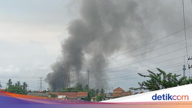 Tangki Kilang Pertamina Cilacap Dikabarkan Terbakar, Asap Masih Mengepul