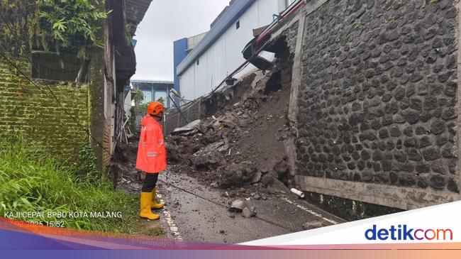 Plengsengan Gedung Polinema Ambrol Tutup Jalur Alternatif di Kota Malang