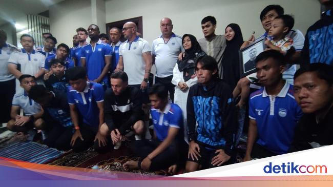 Pemain Persib Takziah ke Rumah Duka Bejo Sugiantoro