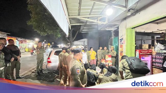 Satpol PP Razia Miras Ilegal di Toko Cibinong-Ciseeng Bogor, 8.130 Botol Disita