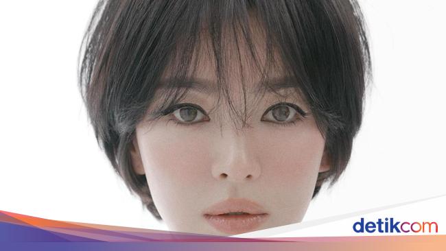 Potret Terbaru Song Hye Kyo, Cantik dengan Rambut Mangkok dan Smokey Eyes Potret Terbaru Song Hye Kyo, Cantik dengan Rambut Mangkok dan Smokey Eyes