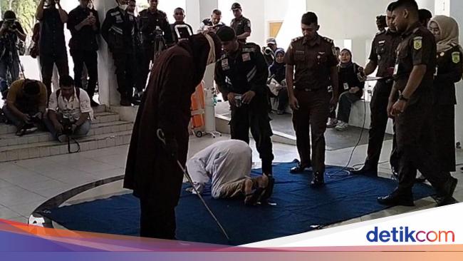 Pria Gay di Aceh Sujud Syukur Usai Dicambuk 77 Kali