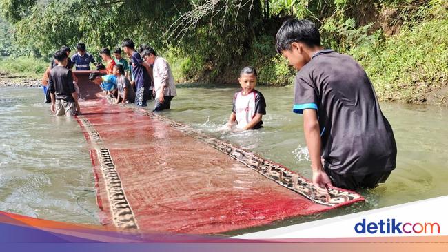 Sambut Ramadan dengan Cuci Karpet Masjid di Sungai Ala Warga KBB