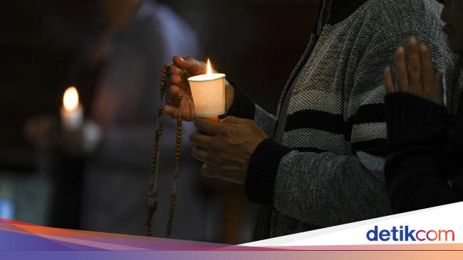 Nyalakan Lilin, Warga Meksiko Doakan Kesembuhan Paus Fransiskus