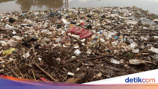 Sampah Menumpuk di Sungai Citarik