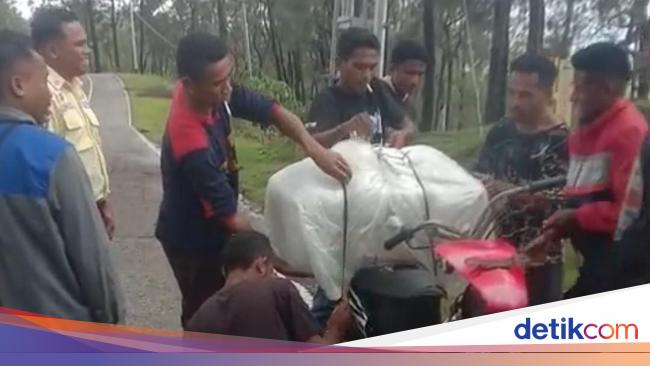 Jenazah Bayi di NTT Diangkut Pakai Motor gegara Jalan Rusak-Ambulans Mahal