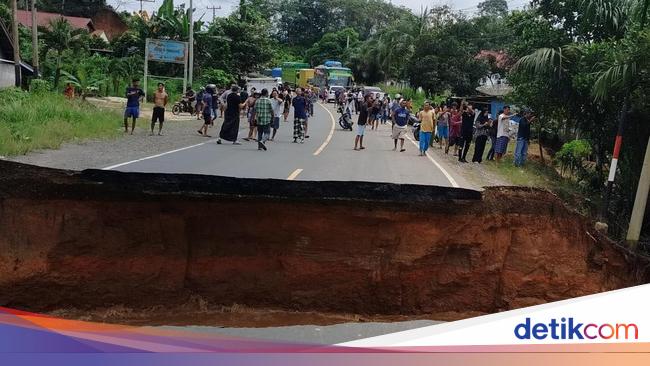 Jalur Alternatif Sumbar-Jambi yang Putus Total gegara Jalan Amblas