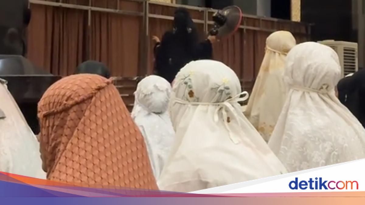 Viral Ramadan Core, Emak-emak Bawa Kipas Angin Sendiri Saat Tarawih di ...