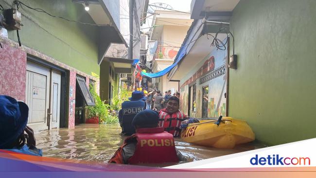 Aksi Brimob Polda Metro Terjang Banjir Evakuasi Warga di Kampung Melayu