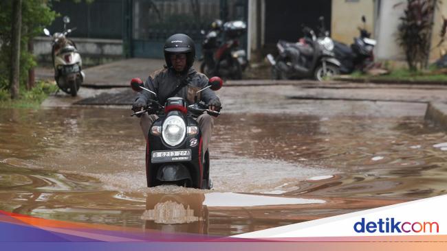 Bruuum! Pemotor Nekat Terobos Banjir di Cirendeu Permai Jaksel