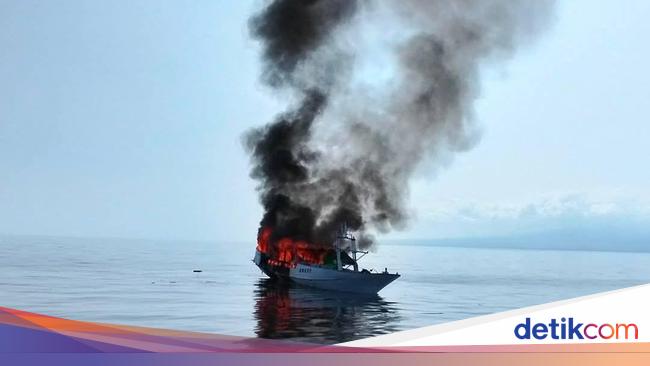 Kapal Nelayan Sumbawa Terbakar di Perairan Meno, 3 ABK Lompat ke Laut