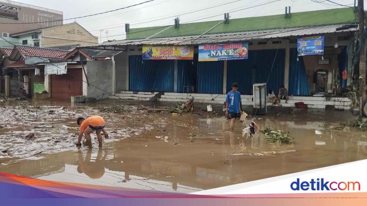 Banjir Besar Vila Nusa Indah Bekasi Tinggalkan Lumpur Tebal