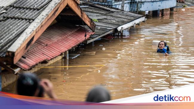 Momen Evakuasi Warga Terdampak Banjir 3 Meter di Pancoran