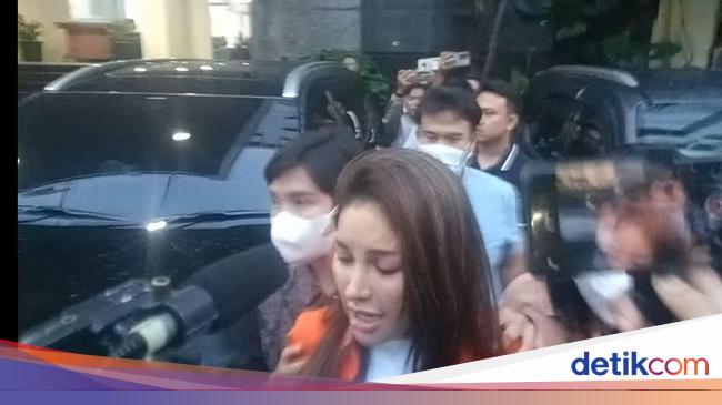Ditahan Polisi, Ini Penampakan Nikita Mirzani Berbaju Oranye
