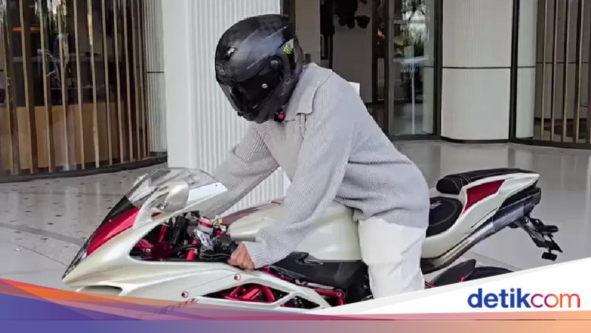Kala Lewis Hamilton Jadi 'Ngabers', Geber Moge MV Agusta di Jalanan Monaco