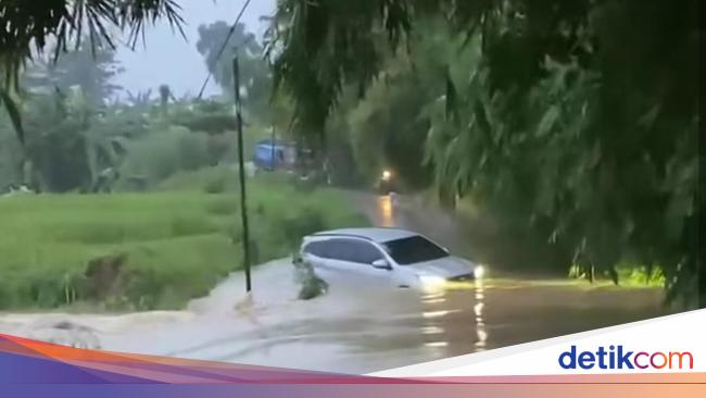Viral Mobil di Bekasi Hanyut 'Ditelan' Arus Usai Nekat Terobos Banjir