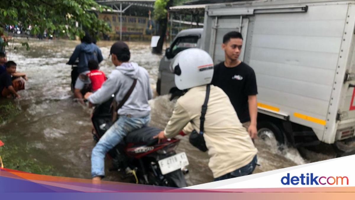 Banyak Kendaraan Mogok gegara Terobos Banjir di Cibinong Bogor