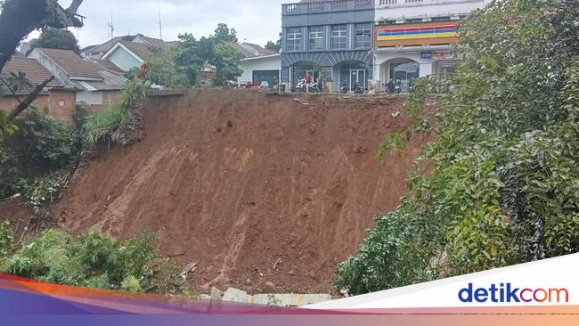 Detik-detik Tebing 30 Meter di Bogor Longsor Imbas Hujan Deras