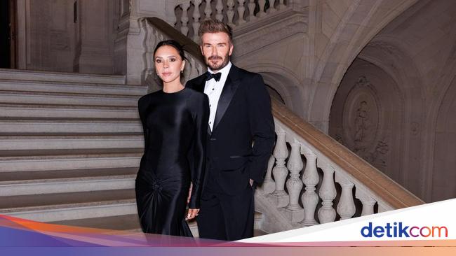 Gaya Elegan David dan Victoria Beckham 'Kencan' di Museum Louvre Paris
