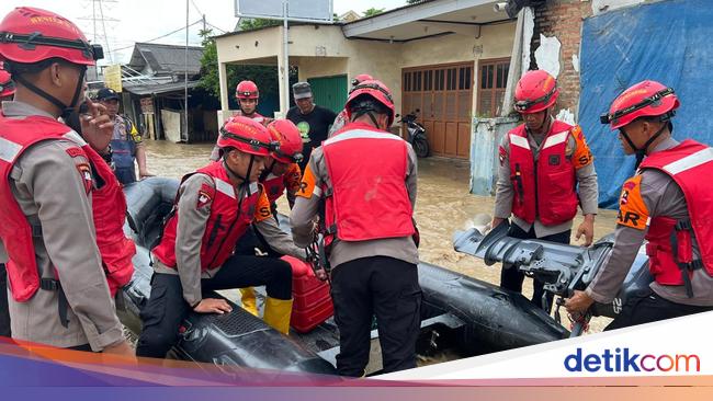 Potret Brimob Terobos Banjir, Evakuasi Warga di Bogor dan Bekasi