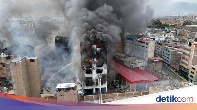 Gudang di Lima Peru Terbakar, Asap Mengepul