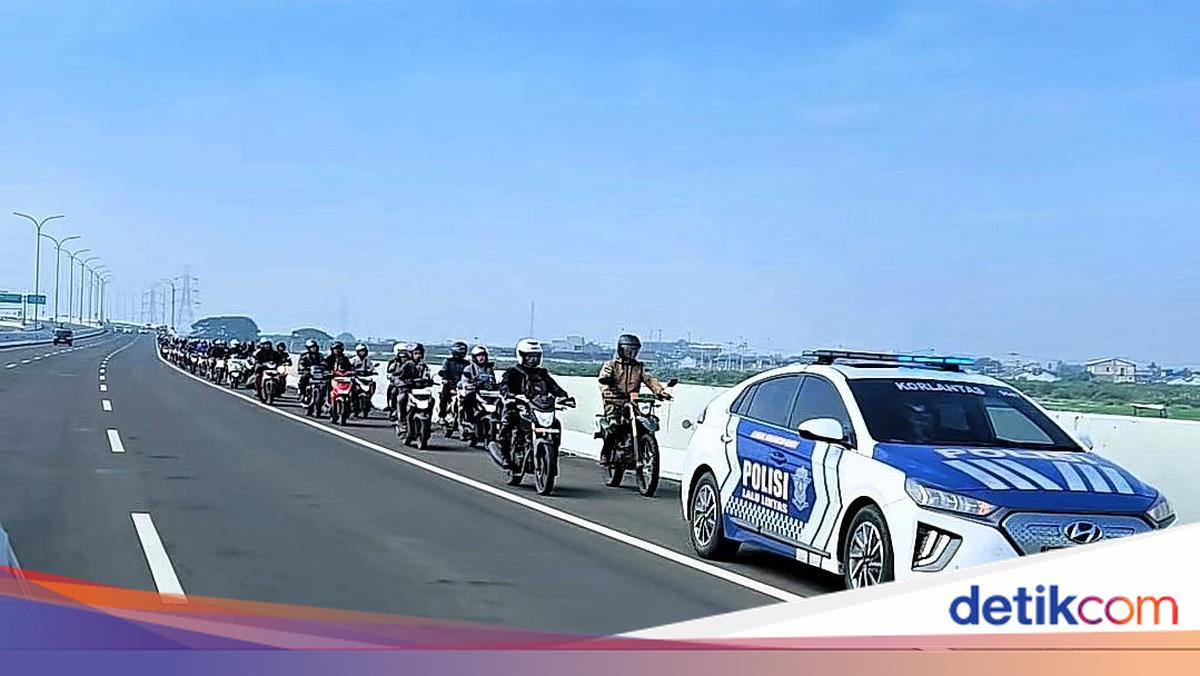 Ratusan Pemotor Terjebak Banjir di Bekasi, Polisi Kawal Masuk Tol
