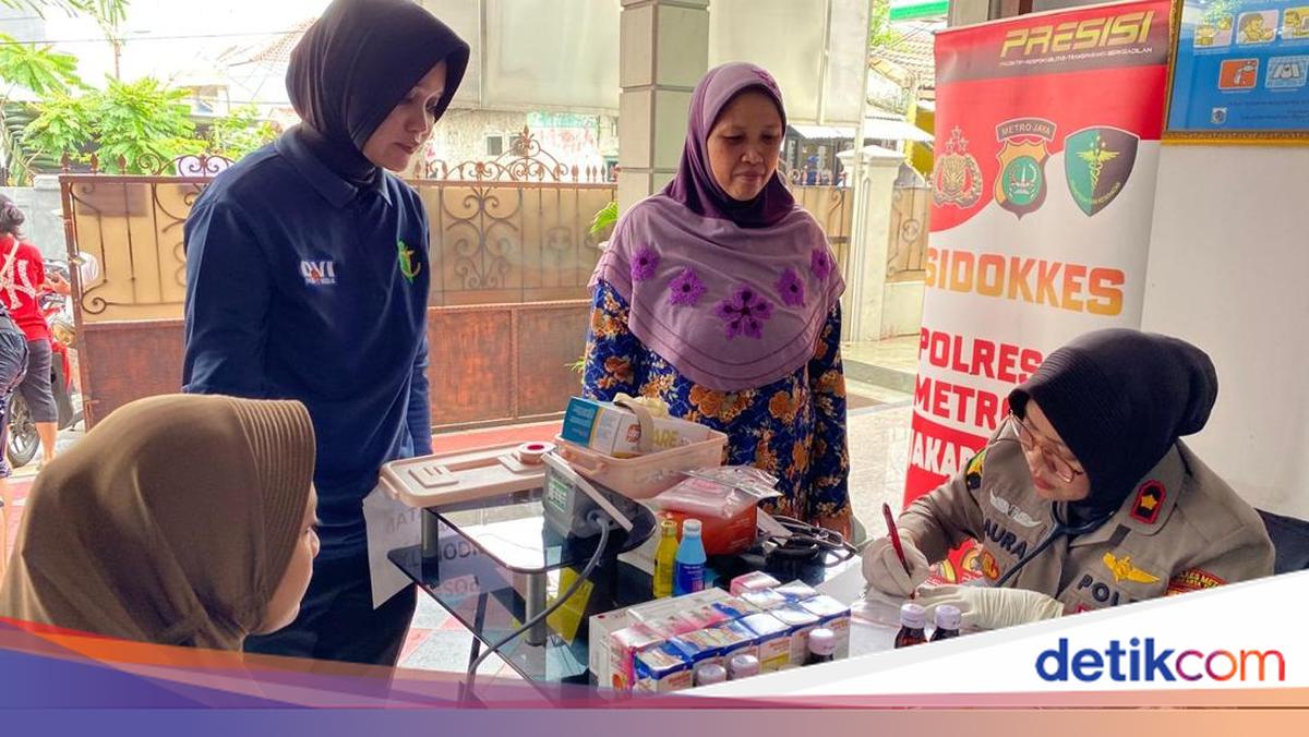 Polres Jaktim Dirikan Posko Kesehatan untuk Korban Banjir di Cawang