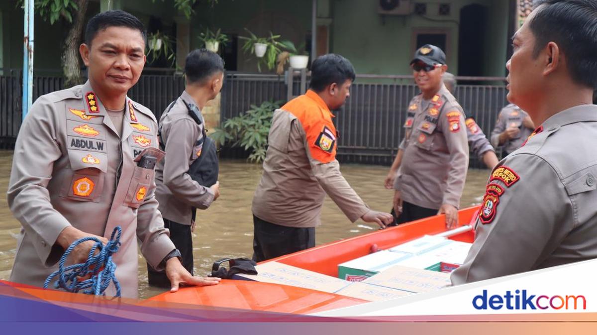 Polri Evakuasi-Salurkan Bantuan Warga Terdampak Banjir di Bekasi-Bogor