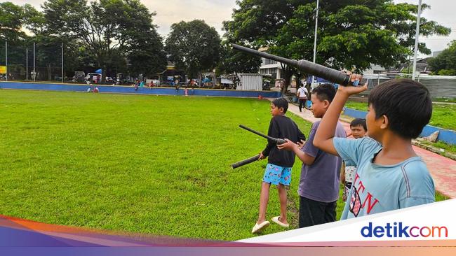 Ngabuburit Ala Bocah Ciperna Cirebon, Adu Ledakan Bazoka Spiritus