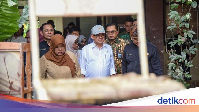 Mendikdasmen Kunjungi Sekolah Korban Banjir Bekasi, Beri Bantuan Rp855 Juta