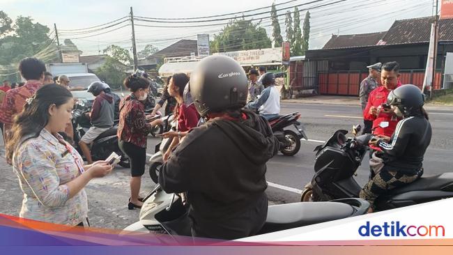 Cek Ketaatan Bayar Pajak, Petugas Periksa Surat-surat Pengendara di Tabanan